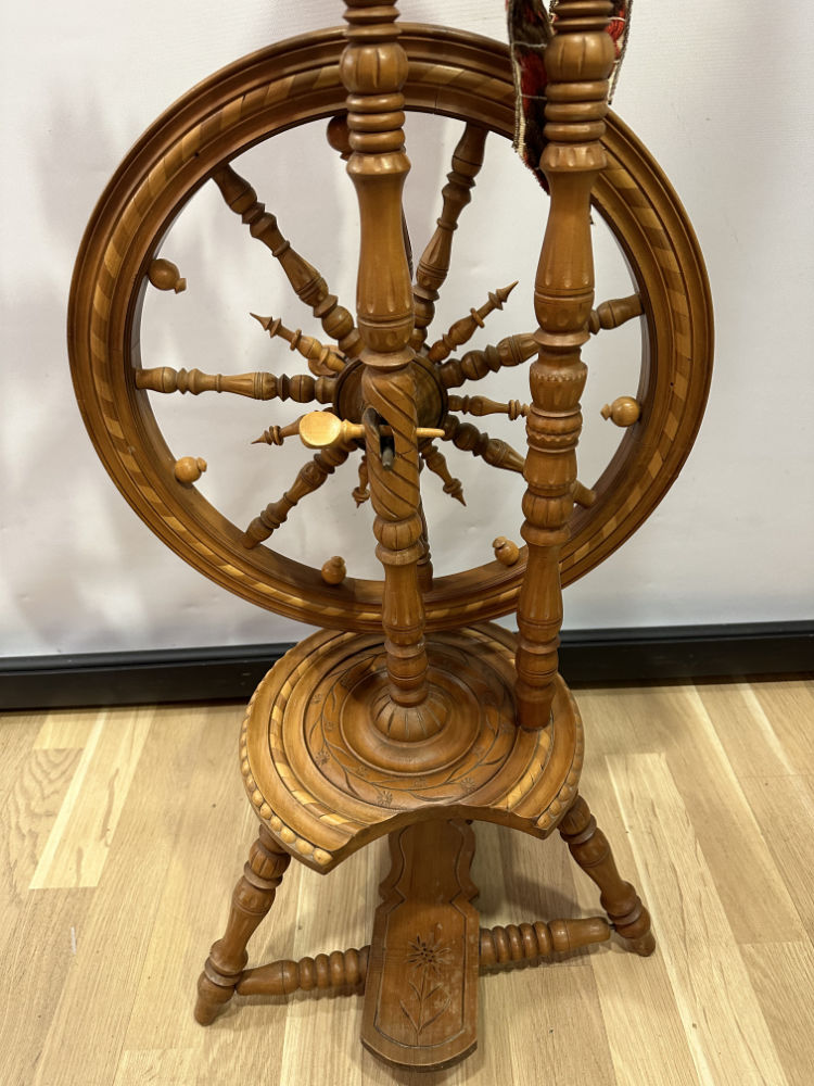 Antikes Spinnrad mit Intarsien und Nussbaumholz » Arche Noah ...
